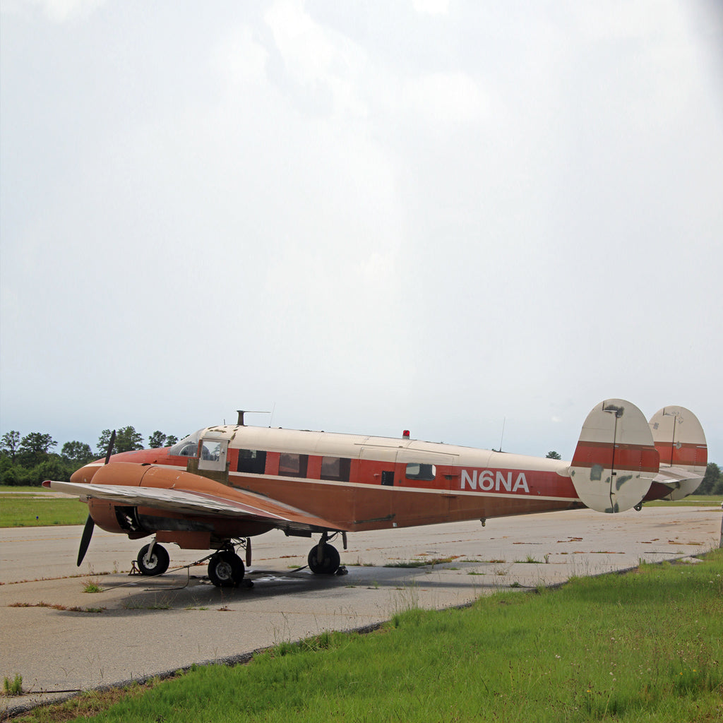 Beechcraft 18 C45H - N6NA Schlüsselanhänger Weiß – Aviationtag